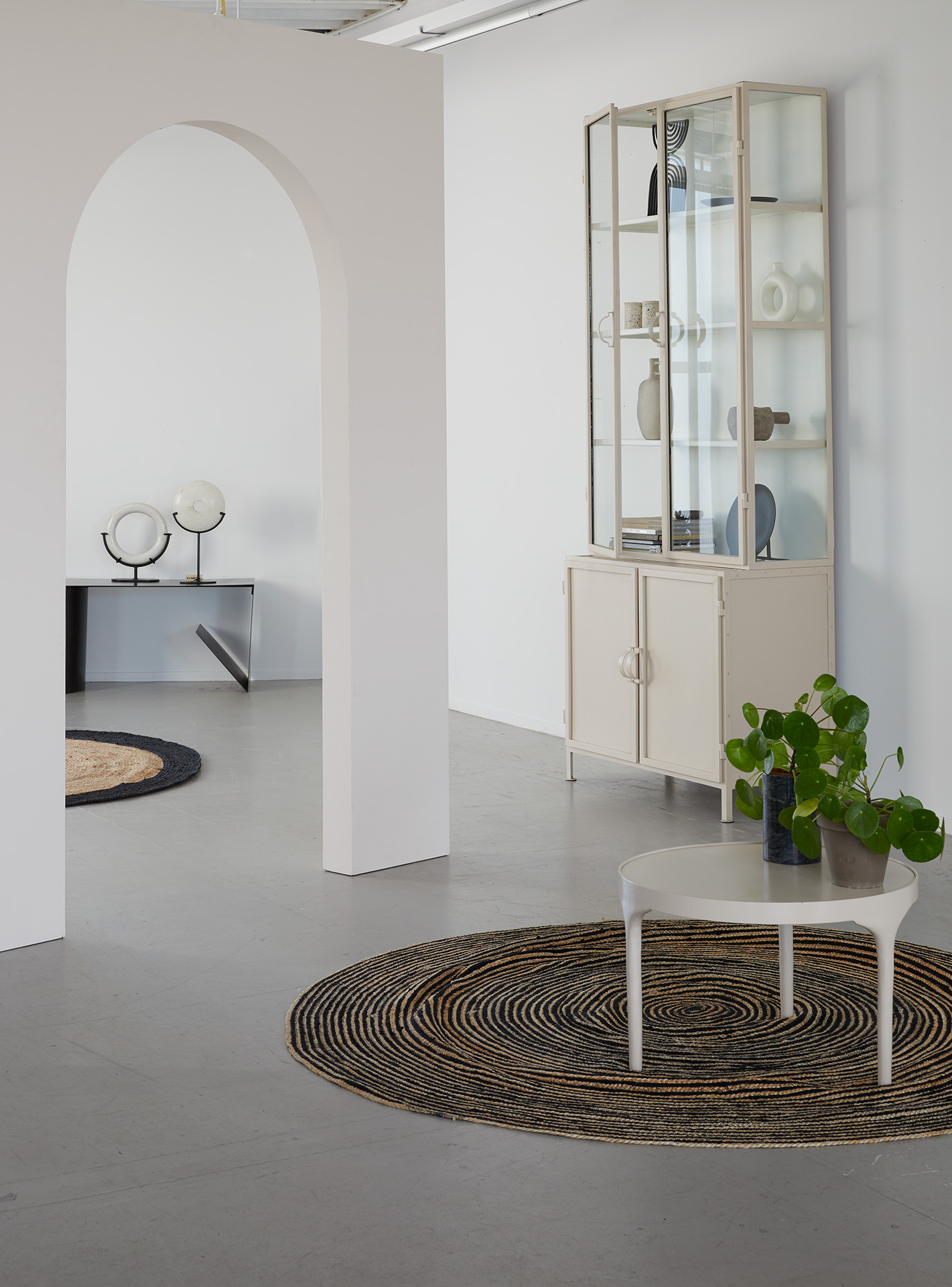 New Routz Vitrinekast Detroit Small Zand - New Routz - | HomeDeco.nl